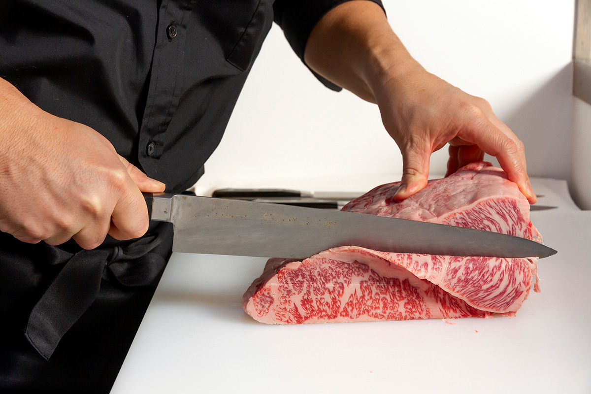 Cutting Wagyu Beef with a Famous Japanese Knife - WAMI JAPAN FLAVORED MEDIA